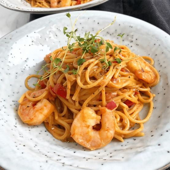 Spaghetti med tigerrejer i cremet tomatflødesovs - Mummum.dk