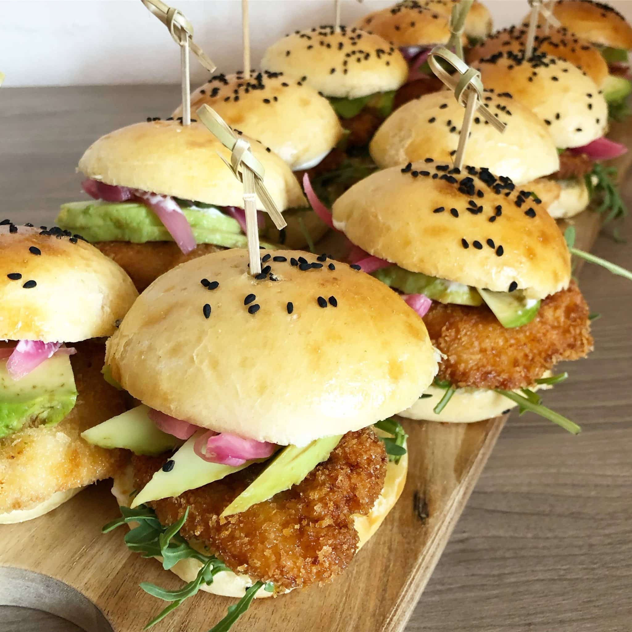 Sliders med crispy chicken, avocado og syltede rødløg - Mummum.dk