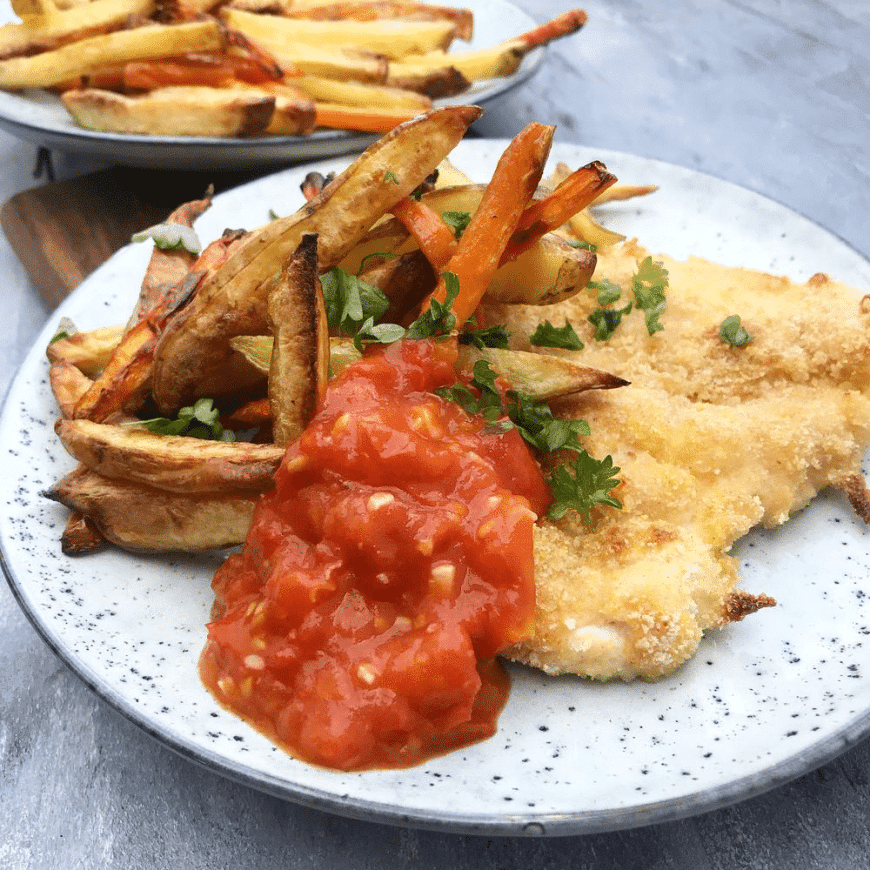 Crispy Butterfly Kylling med spicy tomatsauce og fritter - Mummum.dk