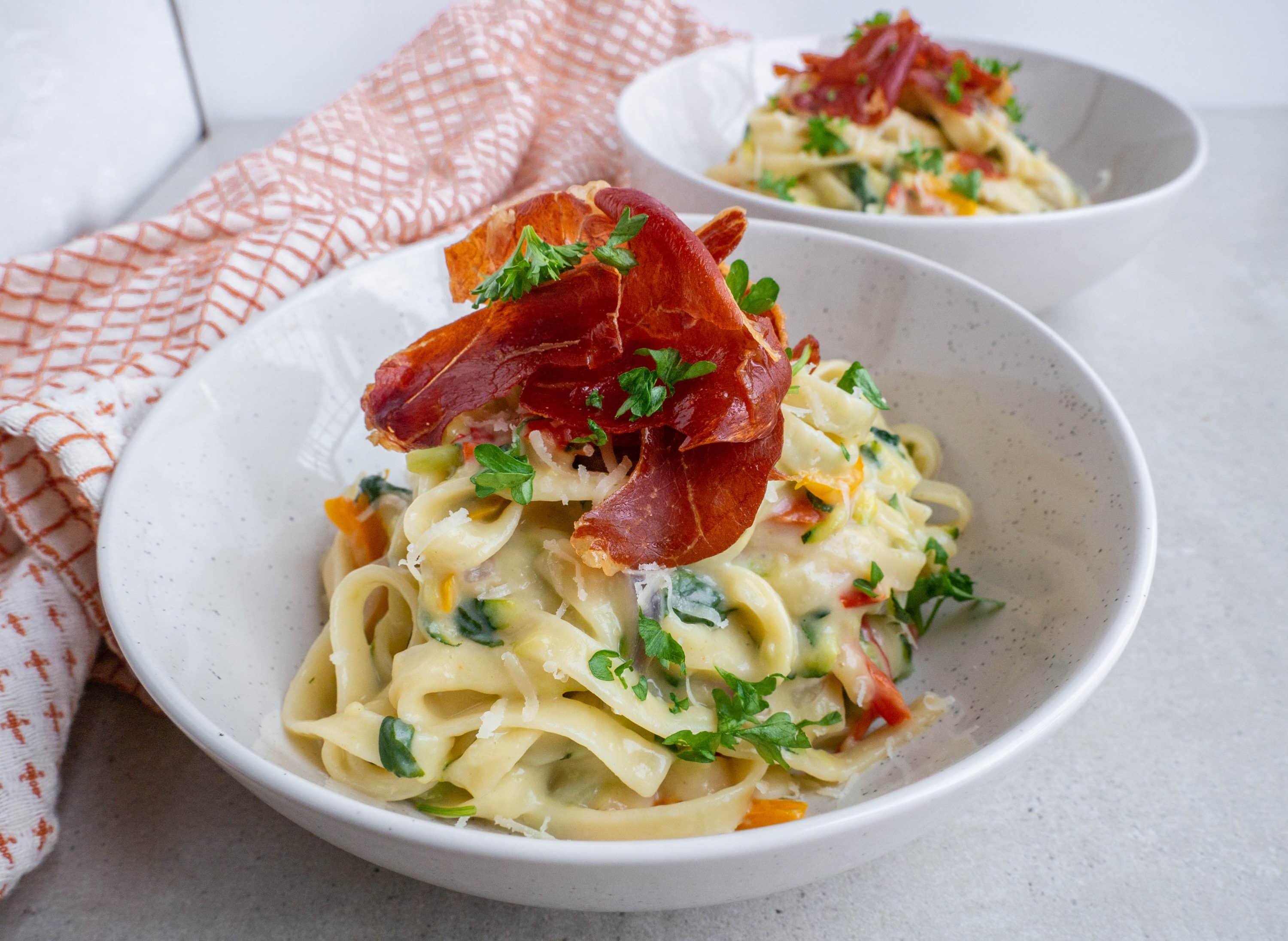 One pot pasta med serranoskinke - nem pastaret - Mummum.dk