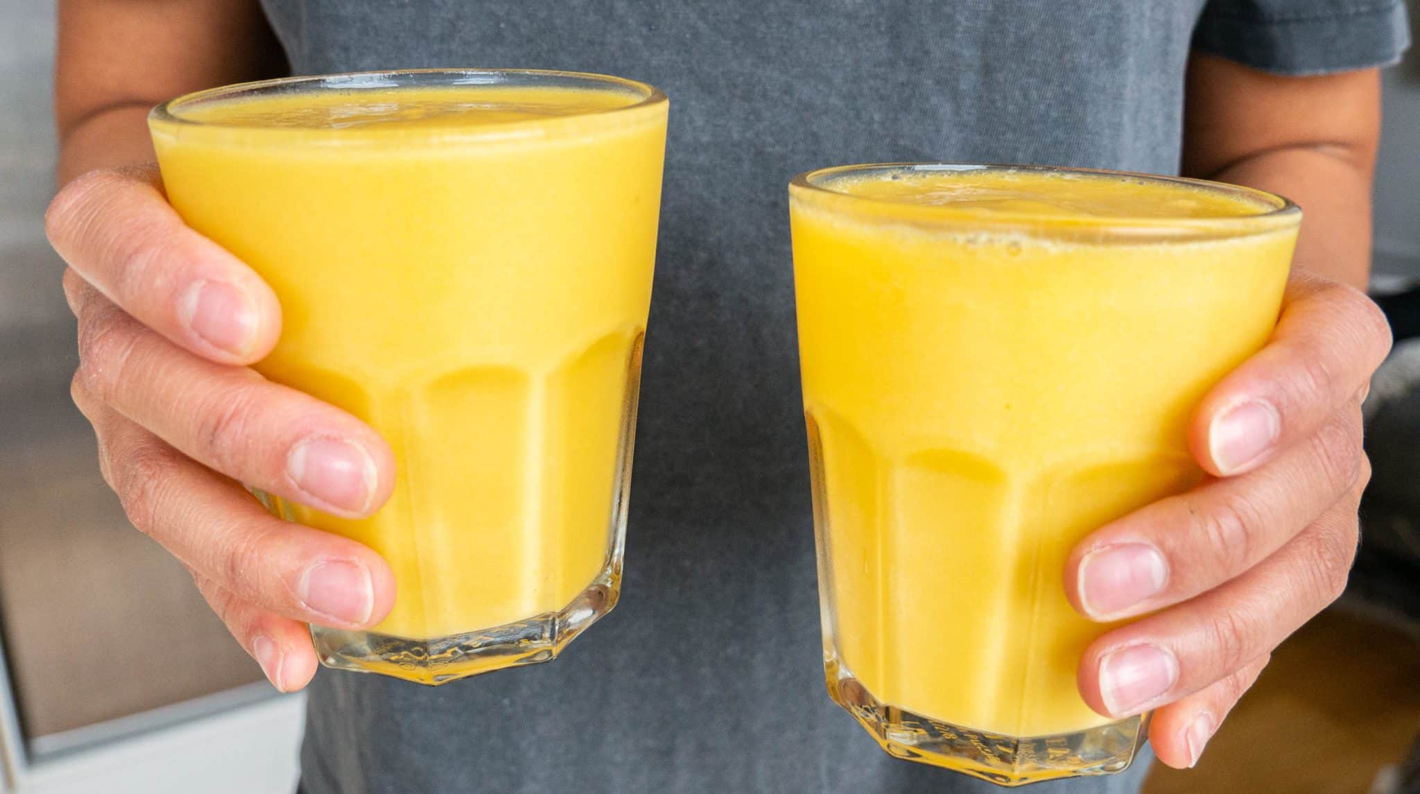 Gul tropical smoothie med ananas og mango - Mummum.dk