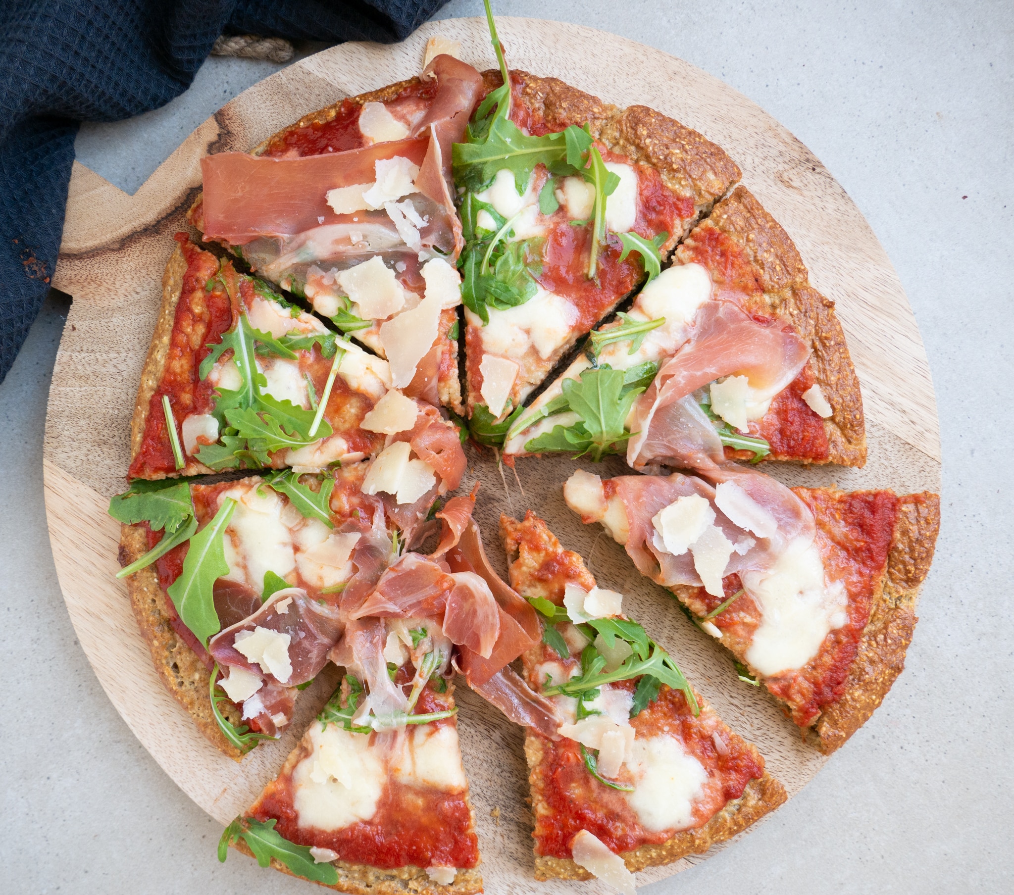 Sundere pizza med serranoskinke og rucola - Mummum.dk