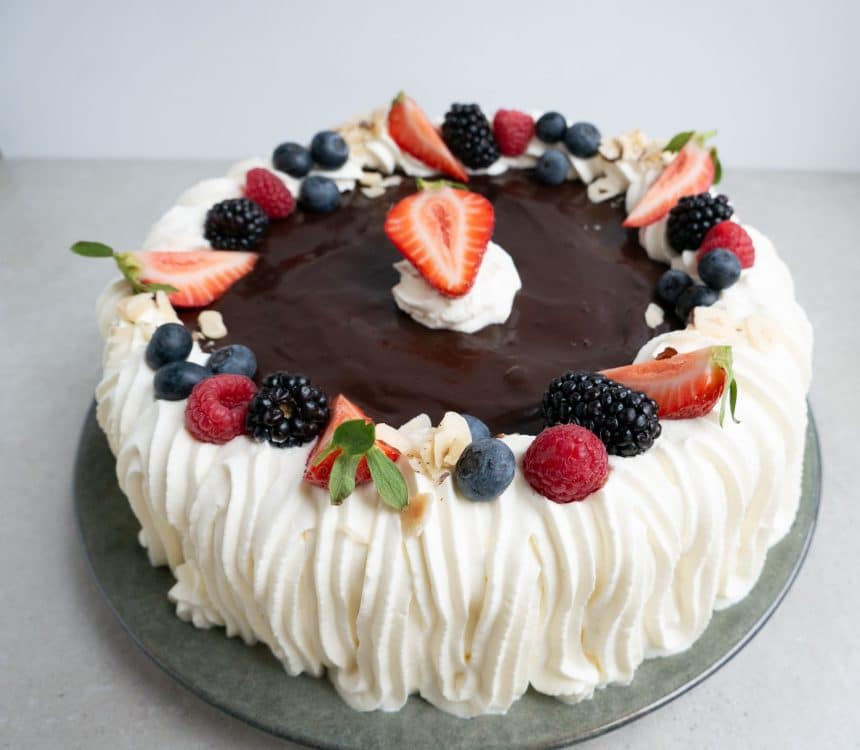 Klassisk lagkage - Med creme, fløde, makroner og syltetøj | Mummum.dk