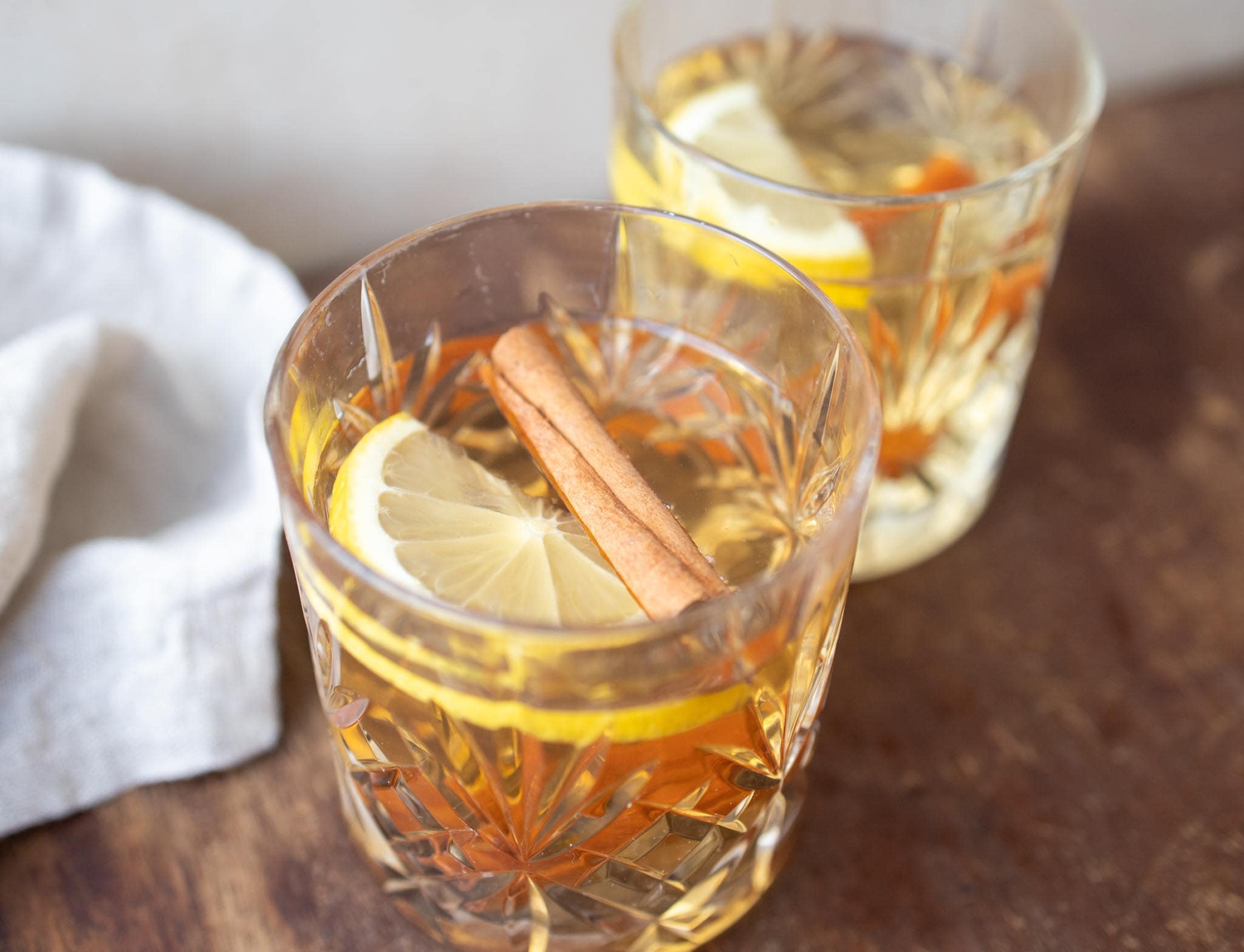 Romtoddy - Opskrift på varm drik med te og rom - Mummum.dk