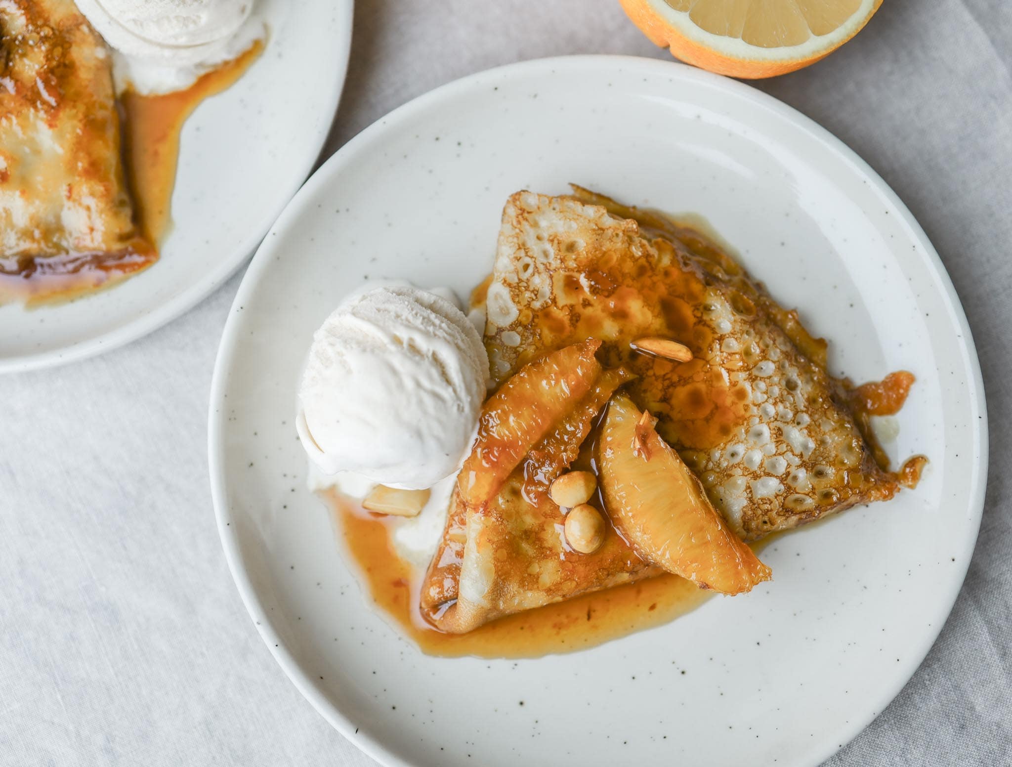 Crepes Suzette - Opskrift på pandekager i appelsinsauce - Mummum.dk