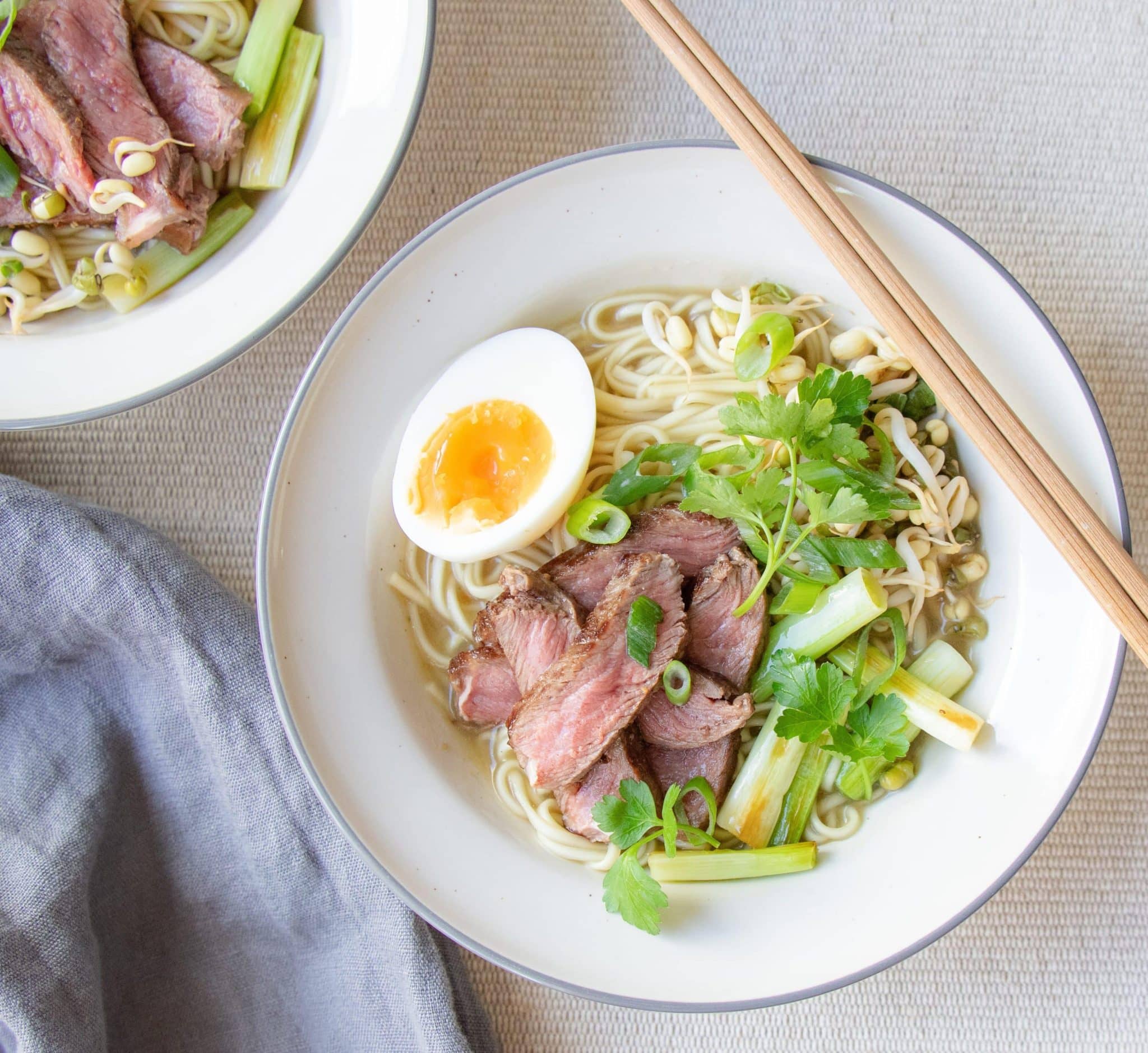 Beef ramen - Opskrift på oksekødssuppe med nudler - Mummum.dk