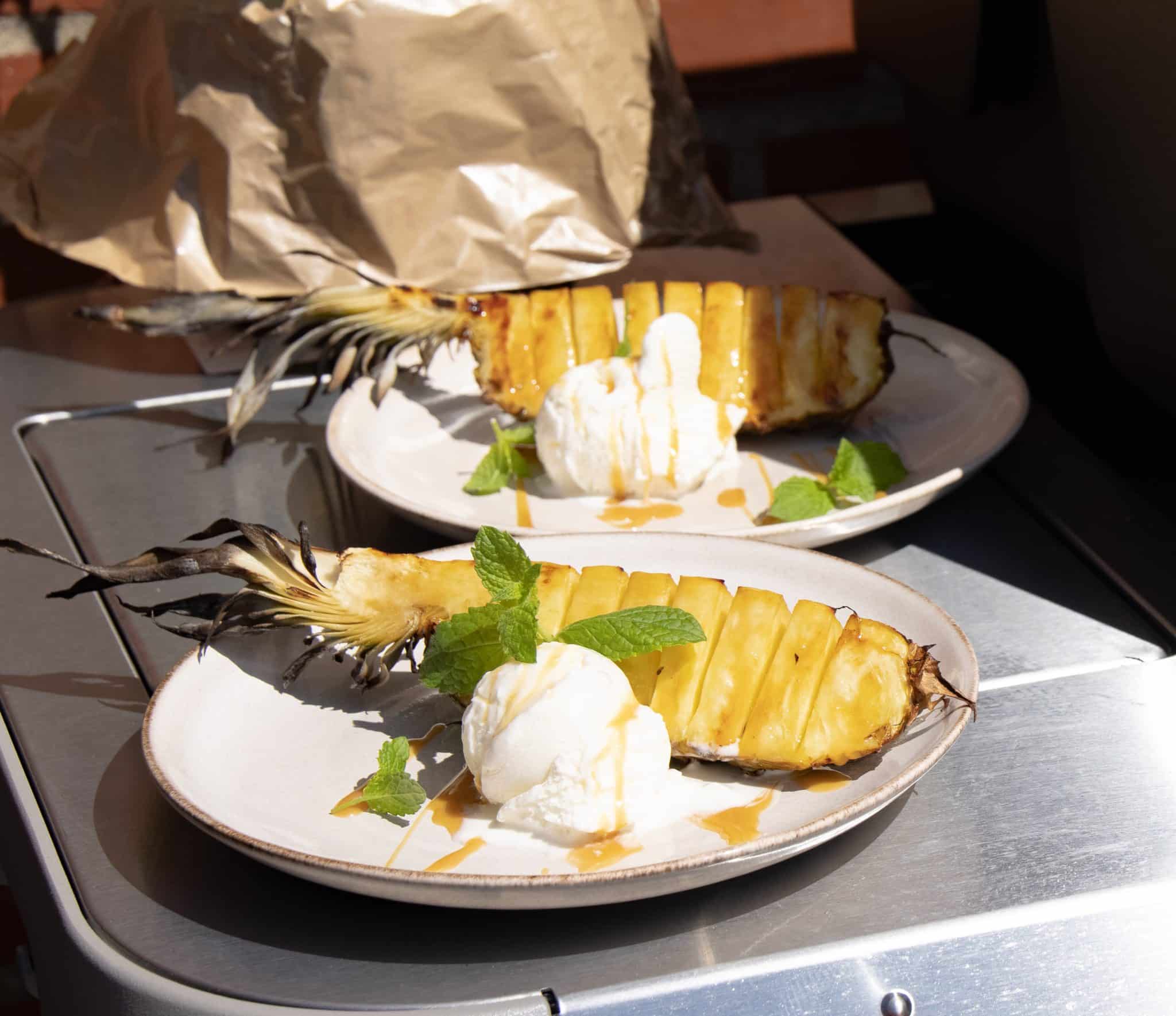 Grillet ananas med is og karamelsauce - Ananas på grill - Mummum.dk
