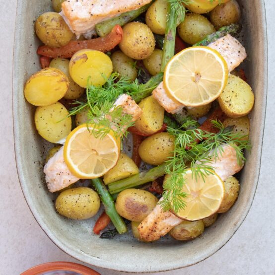 Fisk i fad - Opskrifter på laks, torsk og rejer i fad - Mummum.dk