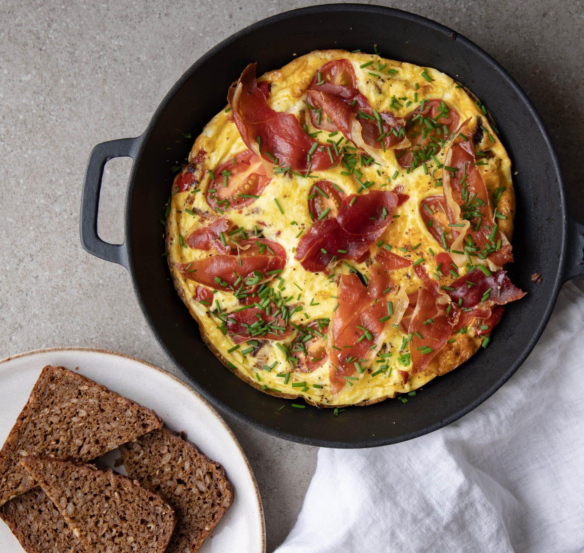 Omelet med grøntsager og sprød skinke - Sund Opskrift - Mummum.dk