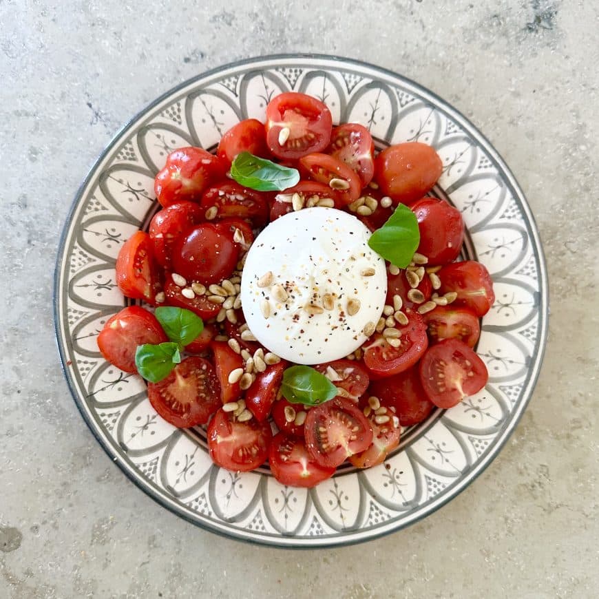 Burrata med marinerede tomater og pinjekerner - Opskrift - Mummum.dk