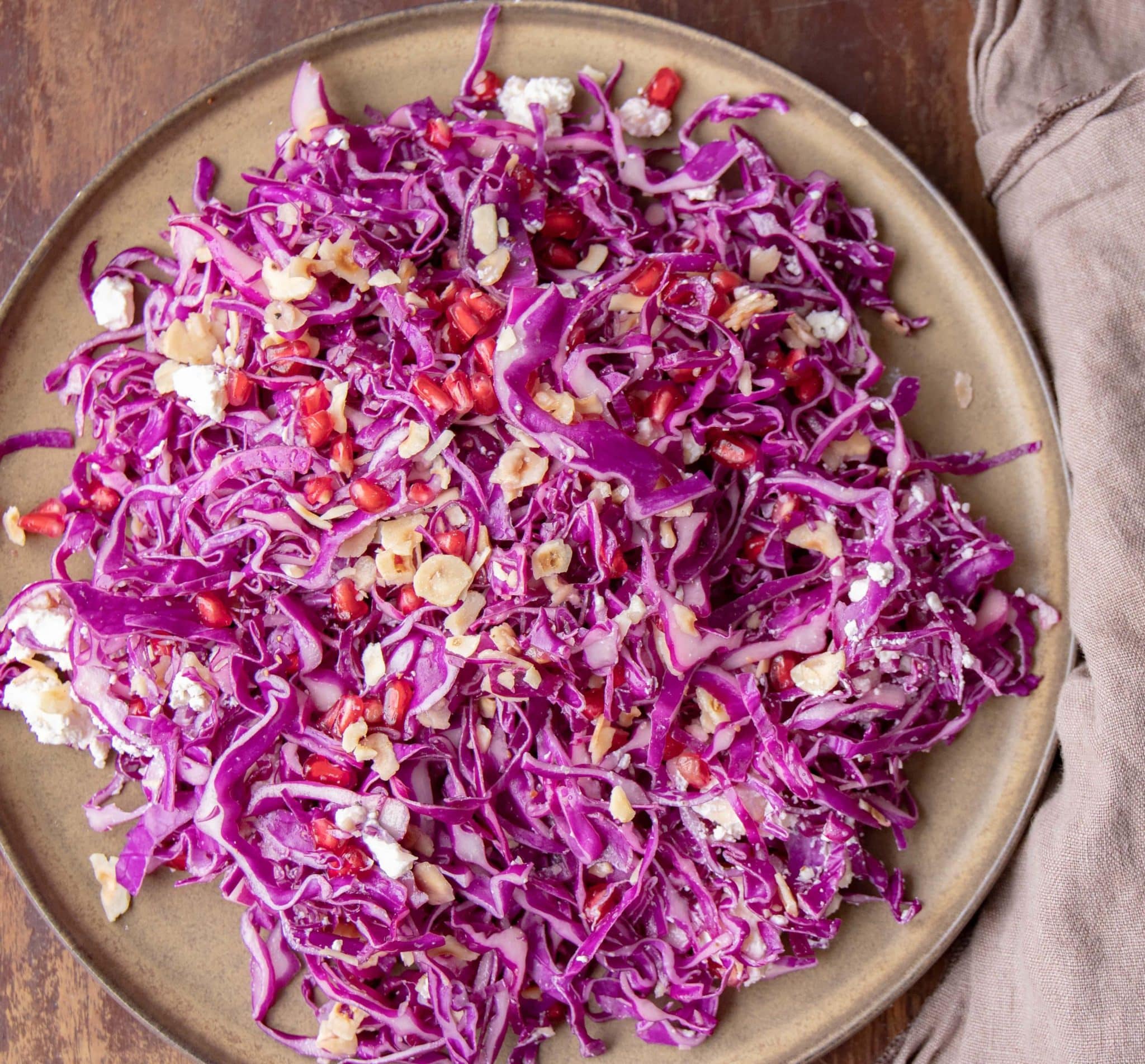 Rødkålssalat med feta, granatæble og hasselnødder - Mummum.dk