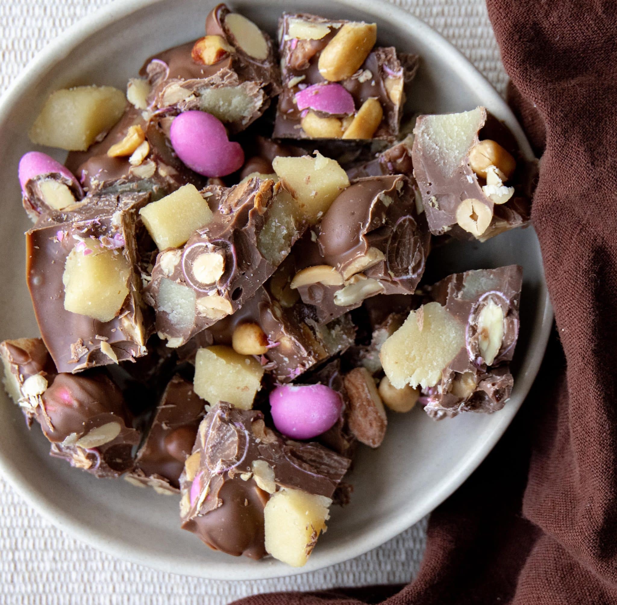 Rocky road med peanuts og dronningemandler - Mummum.dk