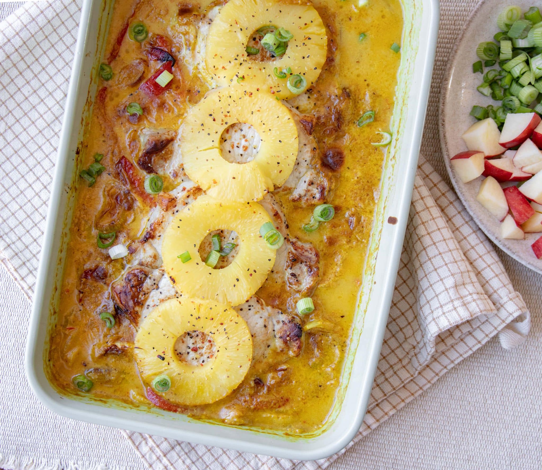 Koteletter i fad med ananas og karry - Nem Opskrift - Mummum.dk