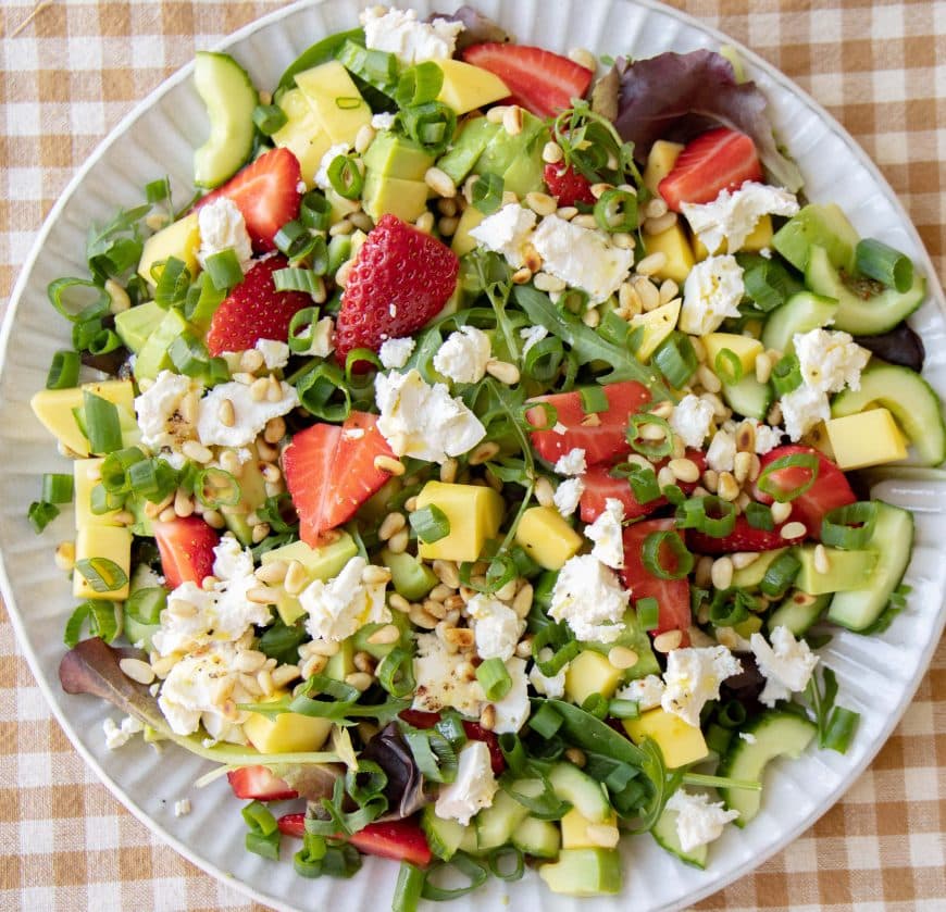 Sommersalat med mango og jordbær - Nem Opskrift - Mummum.dk