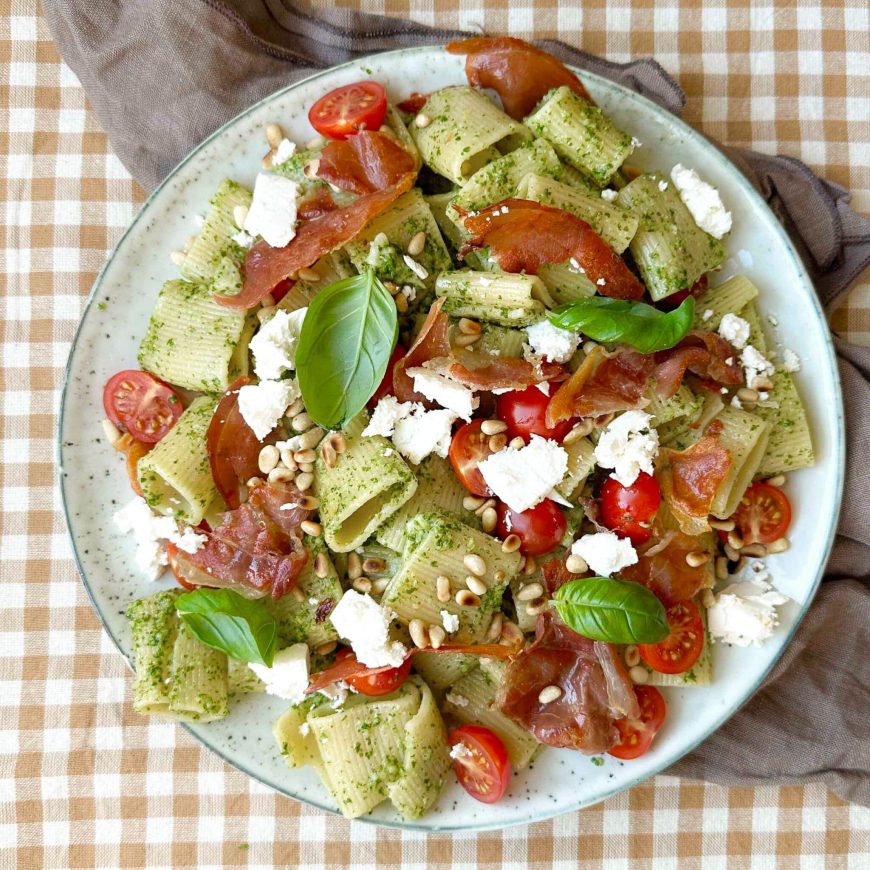Pastasalat med pesto, serranoskinke og feta - Sommerpasta - Mummum.dk