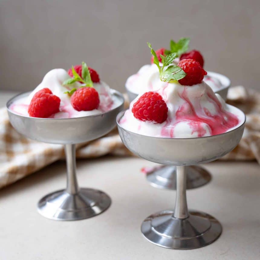 Softice med hindbærsirup - Hurtig dessert med is - Mummum.dk