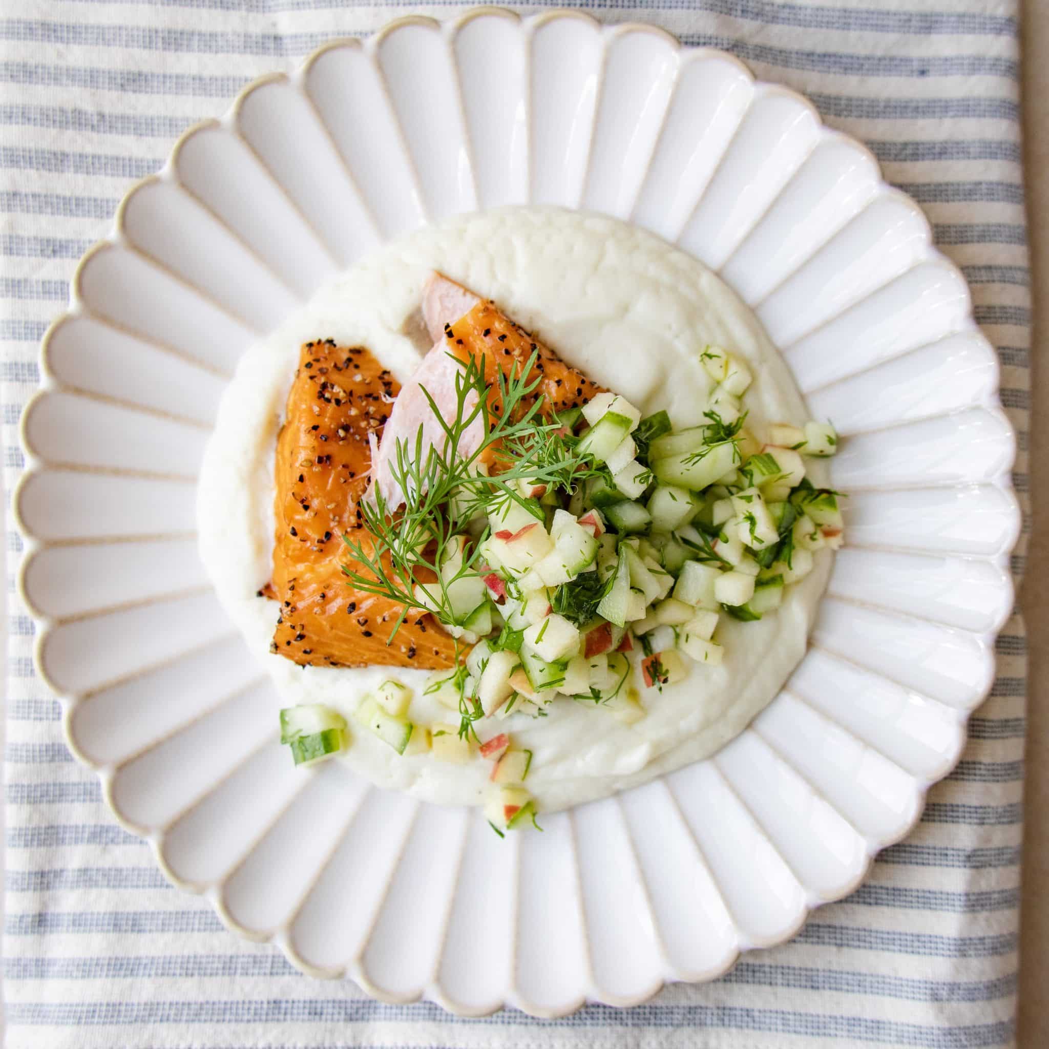 Varmrøget laks med blomkålspure og æblesalat - Forret med laks - Mummum.dk