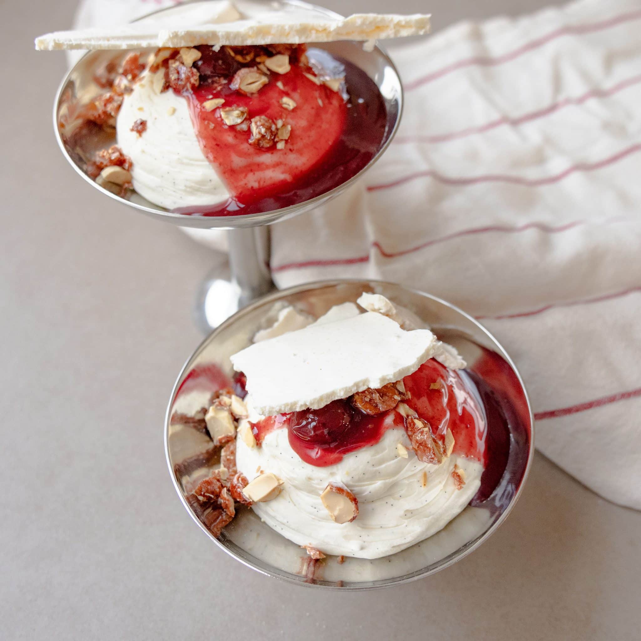 Pisket panna cotta med kirsebærsauce og brændte mandler - Mummum.dk