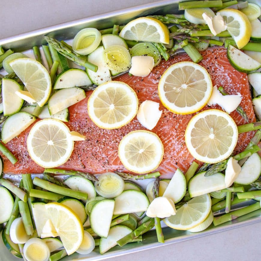 Hel laks i ovn med grøntsager og pasta - Nem opskrift - Mummum.dk