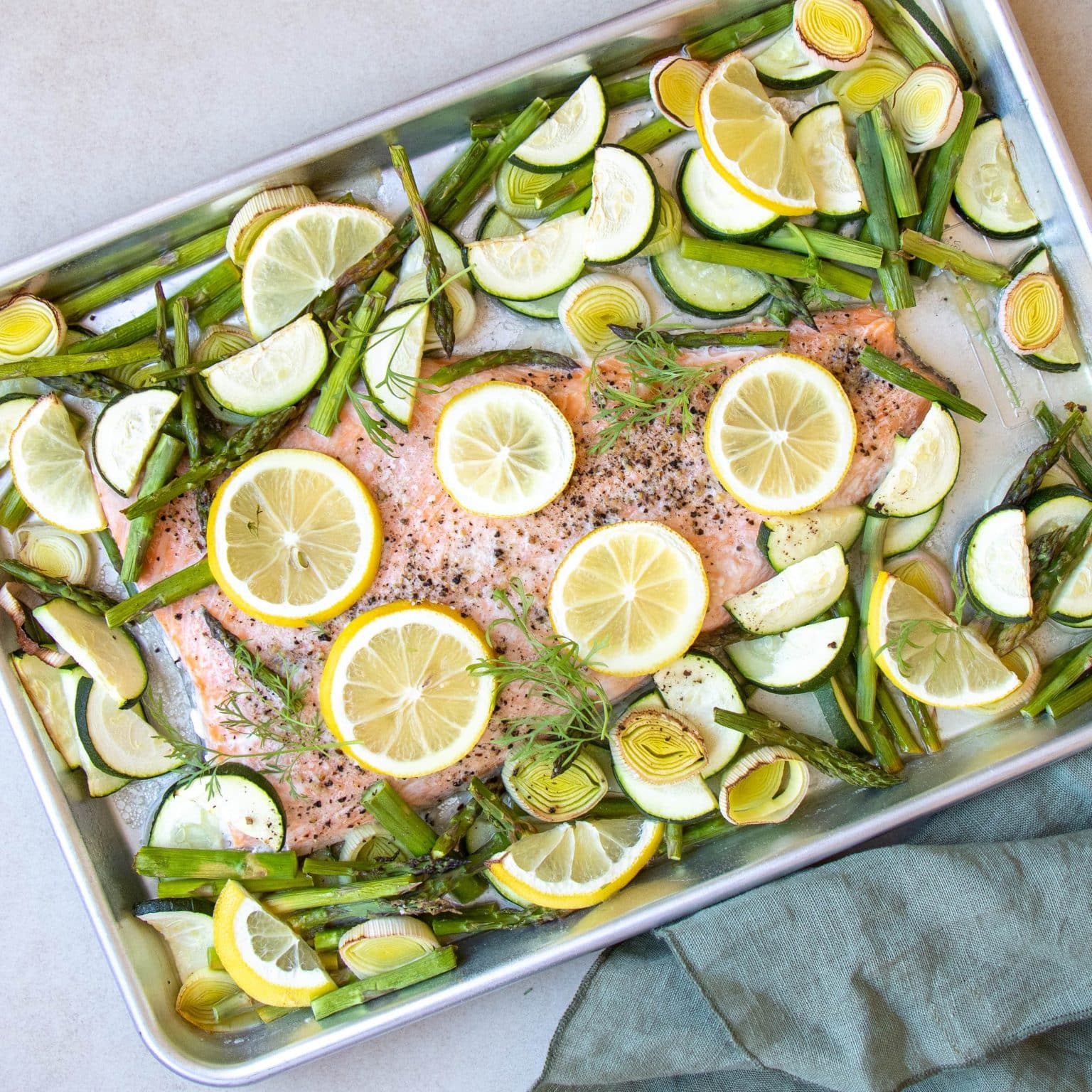 Hel laks i ovn med grøntsager og pasta - Nem opskrift - Mummum.dk