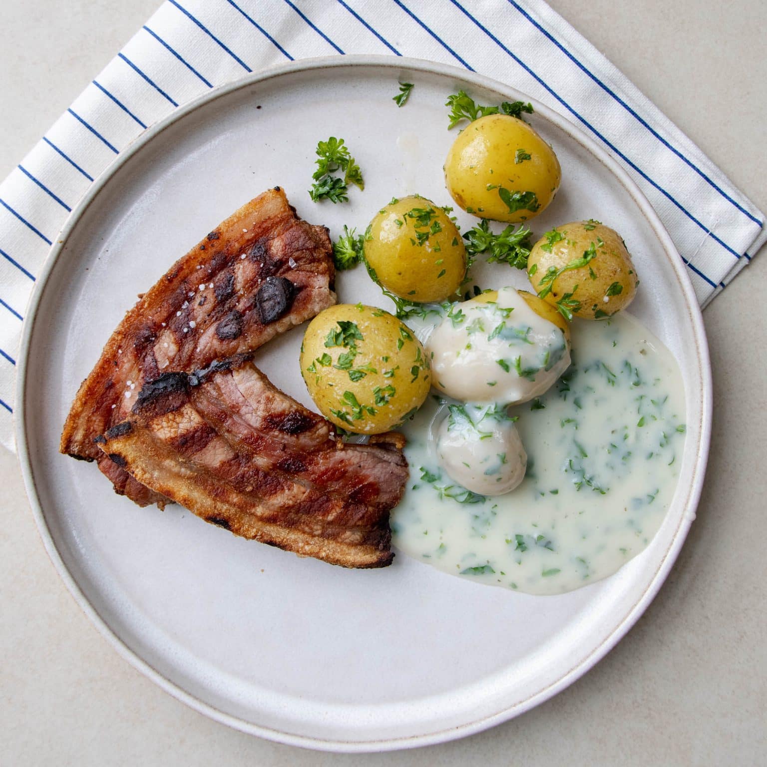 Stegt flæsk på grill - Opskrift på grillet flæsk - Mummum.dk